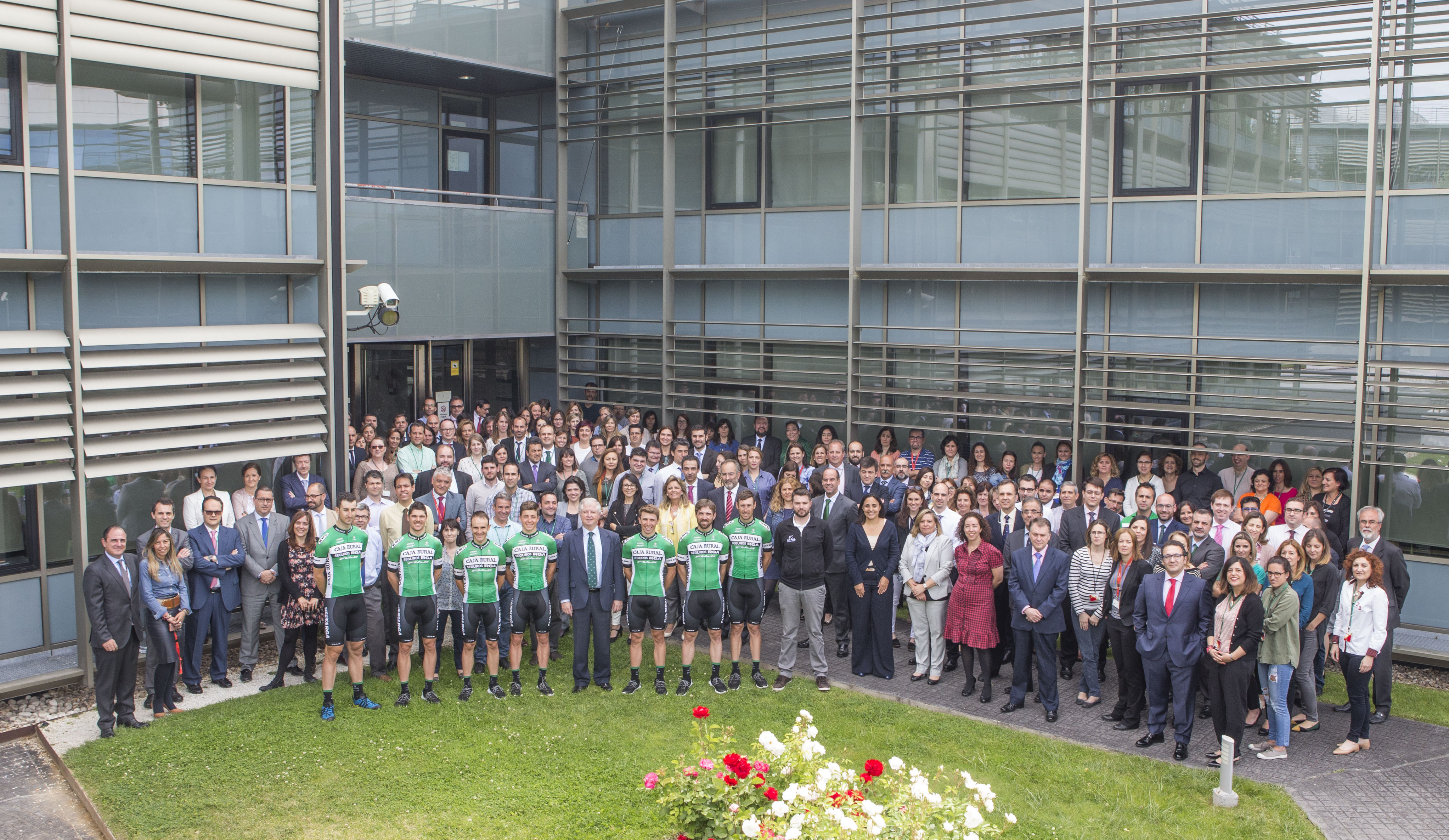El equipo Caja Rural-Seguros RGA visita la sede la compañía - Grupo ...
